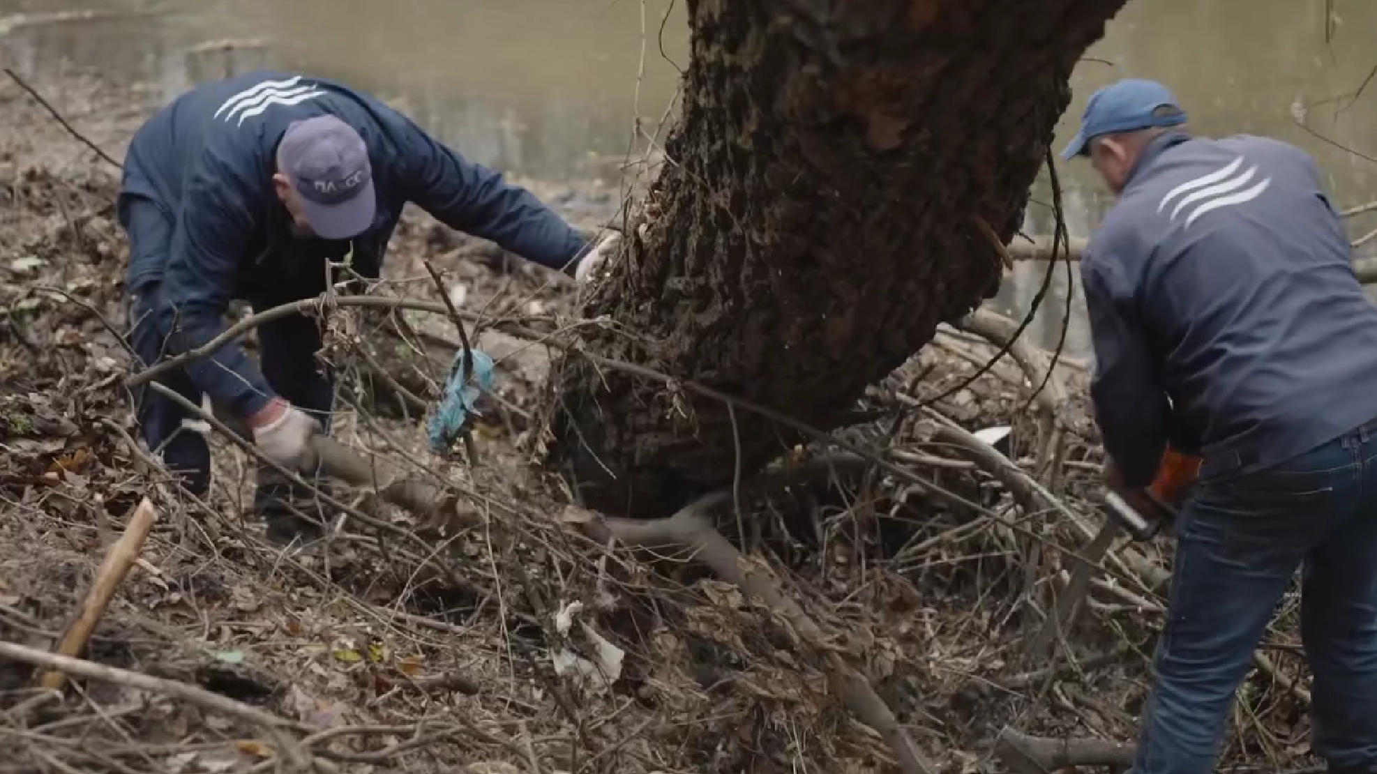 Біля Видубичів у Києві розчистили русло річки Либідь: фото. Читайте на UKR.NET